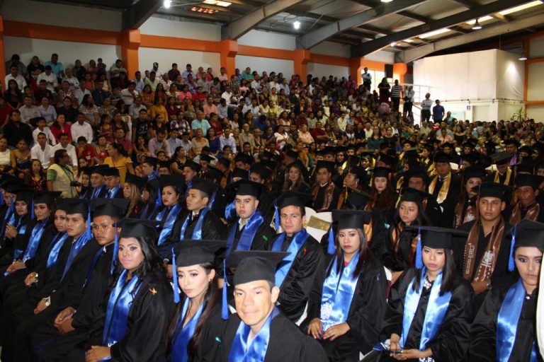 Egresan de licenciaturas y posgrado en emotiva Ceremonia de Graduación – UPCH.MX